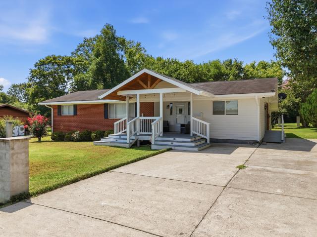 204 Meadowbrook Dr SE