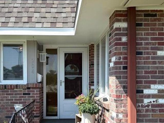 204 N 8th St, Geneva, NE 68361