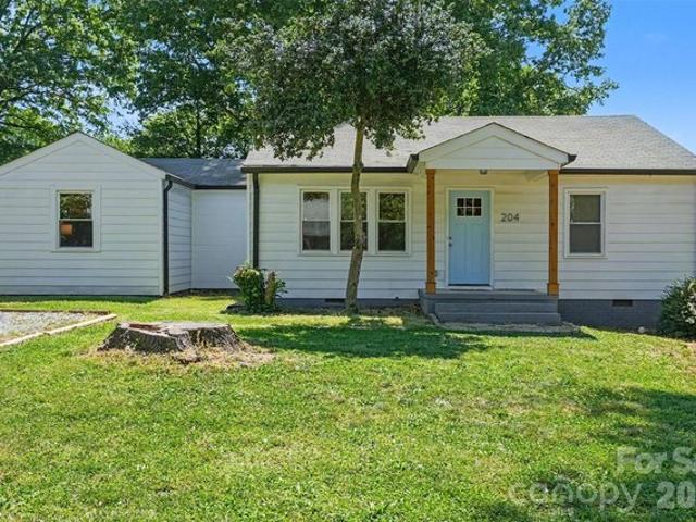 204 N Oak St, Lowell, NC 28098