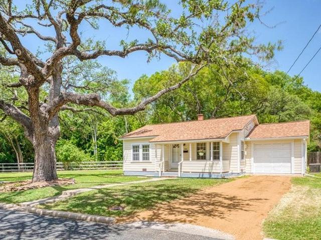 204 N Orange St, Fredericksburg, TX 78624
