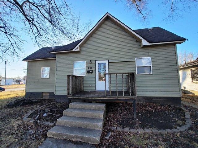 204 N Sycamore St, Villa Grove, IL 61956