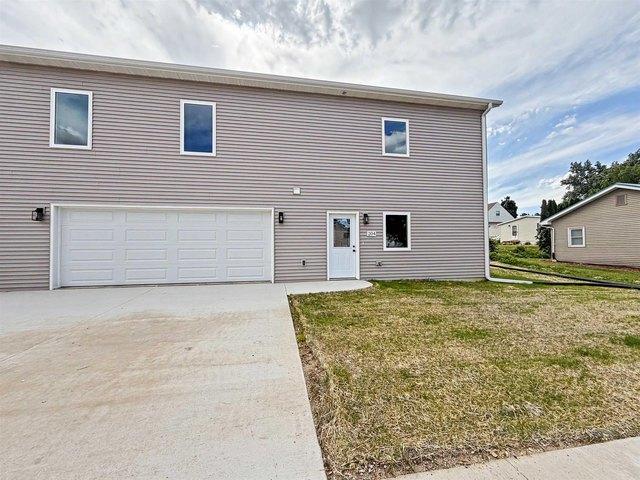 204 NW 3rd St, Waukon, IA 52172