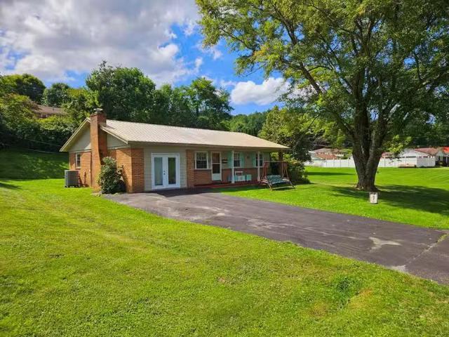 204 SHIRLEY ST, NORTH TAZEWELL, VA 24630 Single Family Residen.