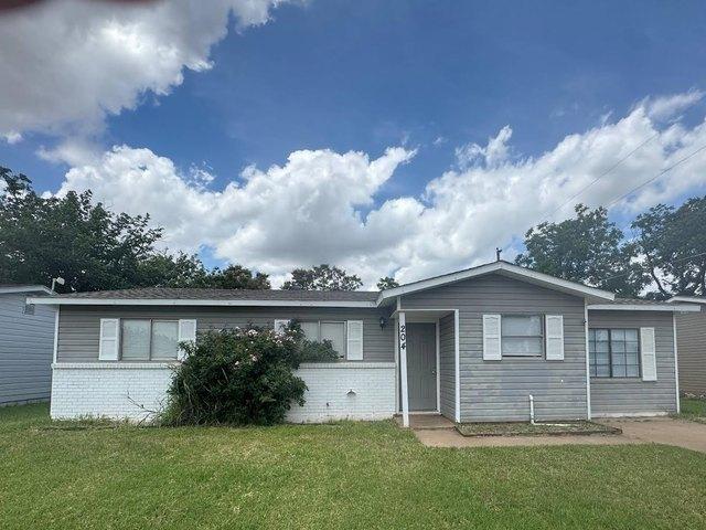 204 W Garden Dr, Iowa Park, TX 76367