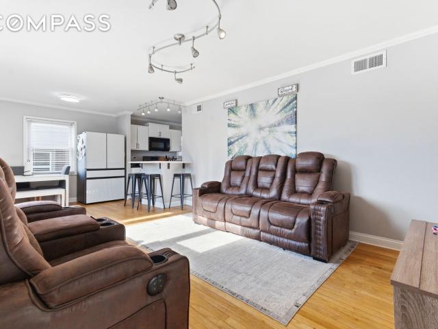 204 Woodlawn Dr, Mundelein, IL