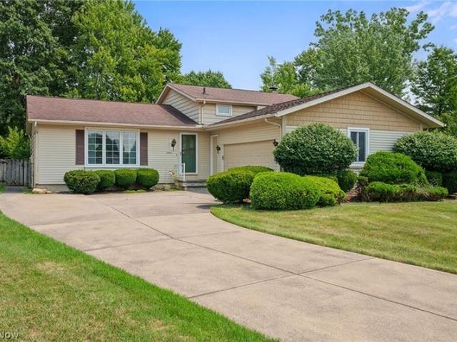20548 Holly Cir, Strongsville, OH 44149