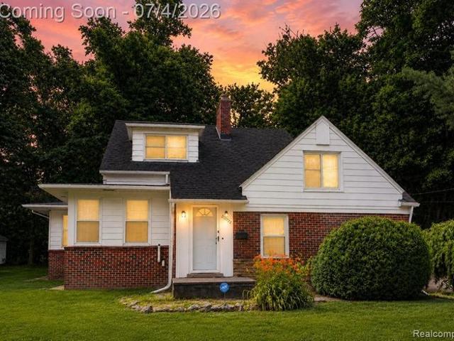 20552 Huntington Ave, Harper Woods, MI 48225