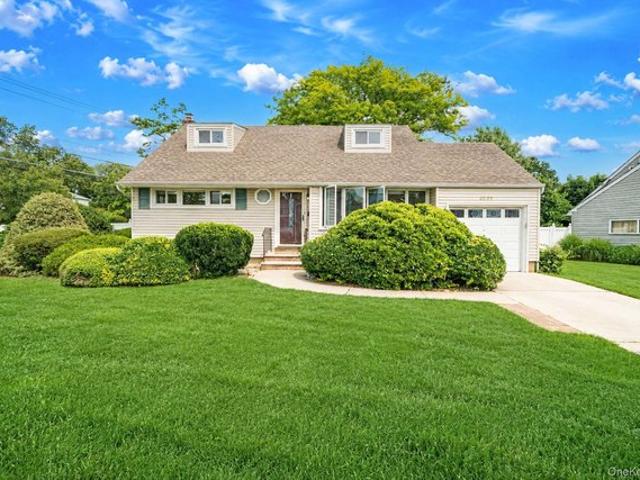 2055 Alan Dr, Seaford, NY 11783