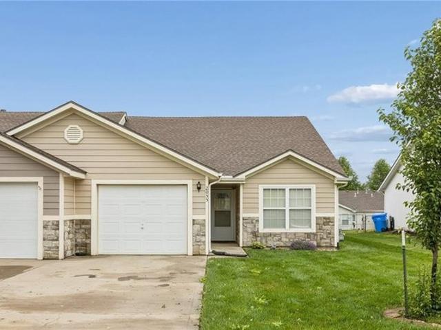 2055 Brook Ridge Ct, Tonganoxie, KS 66086