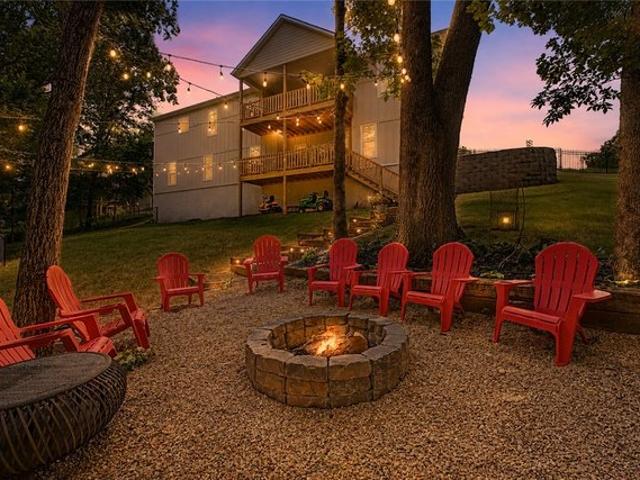 2055 Collins Dr, Pea Ridge, AR 72751