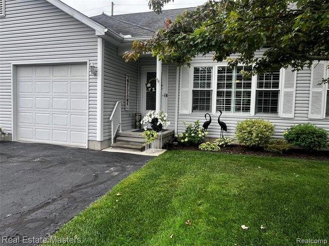 2055 Pauls Ct Unit 2, Marysville, MI 48040
