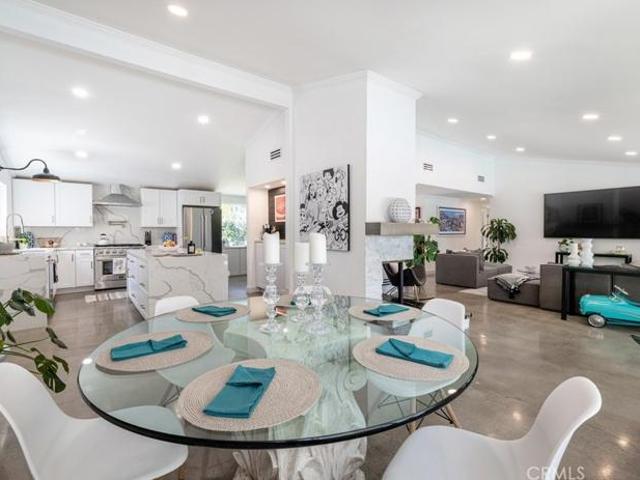 20563 Rhoda St, Woodland Hills, CA 91367