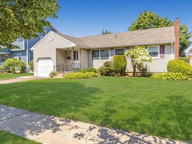 2057 Paddock Rd, Seaford, NY 11783