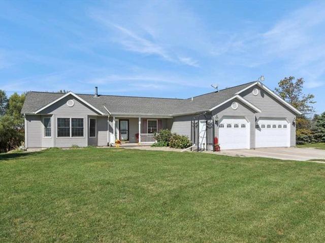 2059 J Ave, Marengo, IA 52301