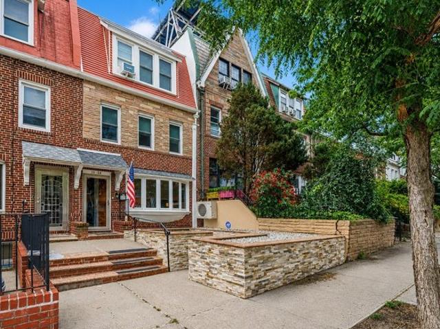 2059 33rd St, Astoria, NY 11105