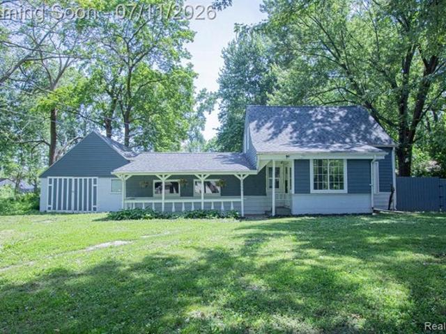 20500 McKishnie St, Clinton Township, MI 48035