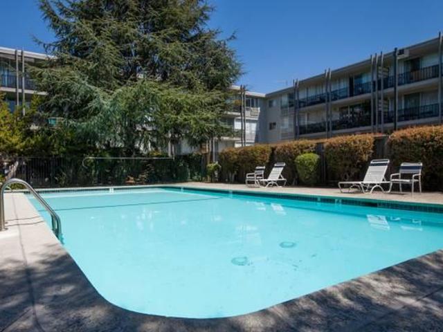 $2050 / 2br 1048ft² Spacious 2x1 Available end of April