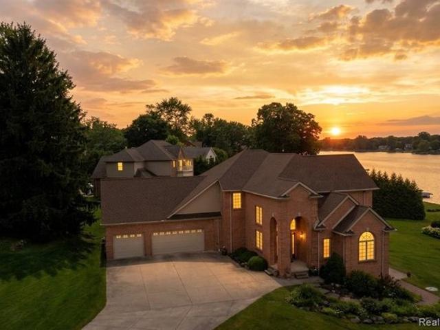 2051 Scott Lake Rd, Waterford Township, MI 48328