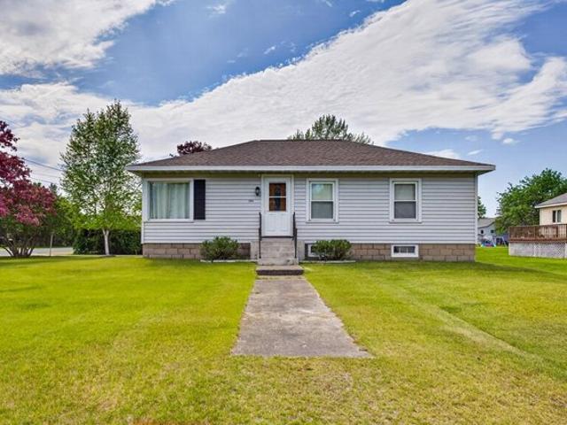 2053 10th St, Marinette, WI 54143