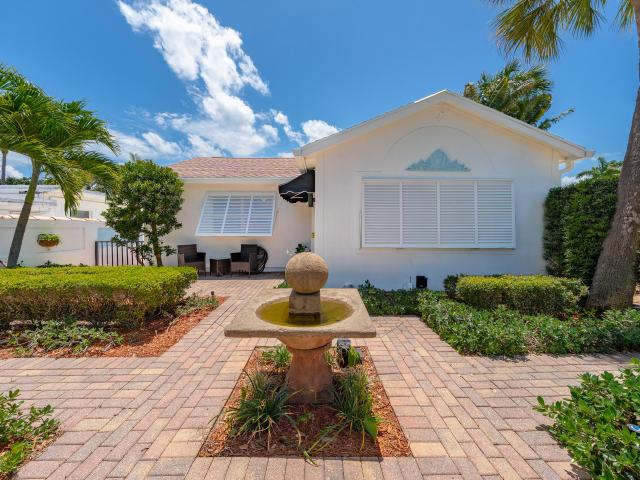 205 18th Ave N, Lake Worth Beach, FL 33460 | MLS #B26015 | Compass