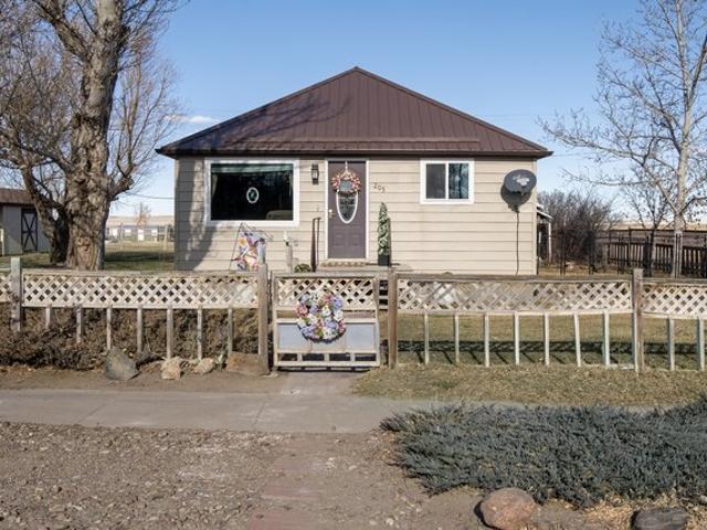 205 1st St N, Sunburst, MT 59482