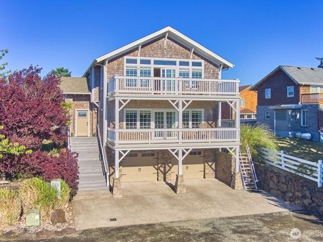 205 26th St NW, Long Beach, WA 98631