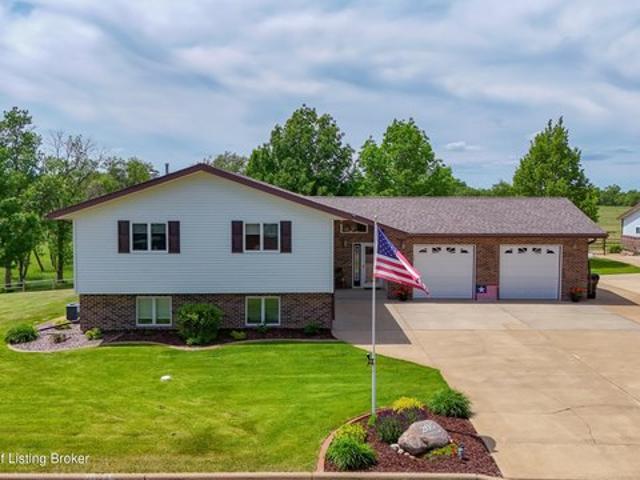 205 7th St SW, South Heart, ND 58655