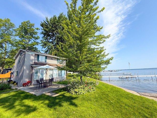 205 Ash St, Houghton Lake, MI 48629