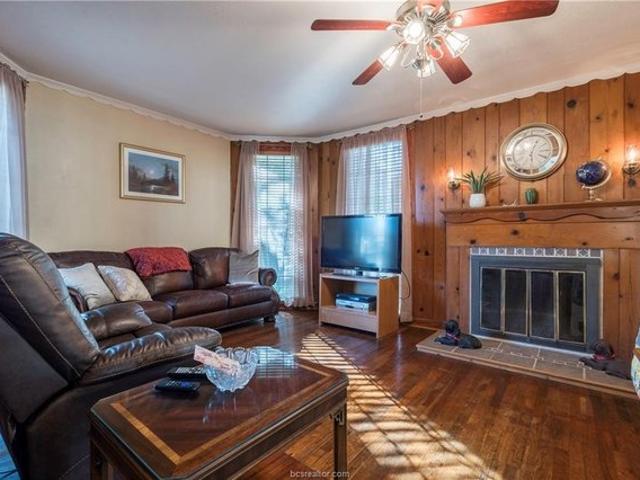 205 Barton St, Hearne, TX 77859