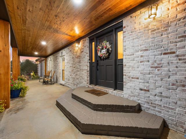 205 Lindsay Lane S