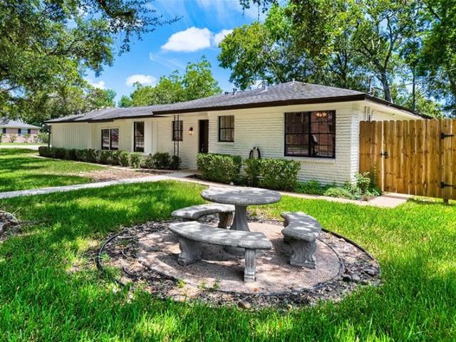 205 Morningside Dr, Friendswood, TX 77546