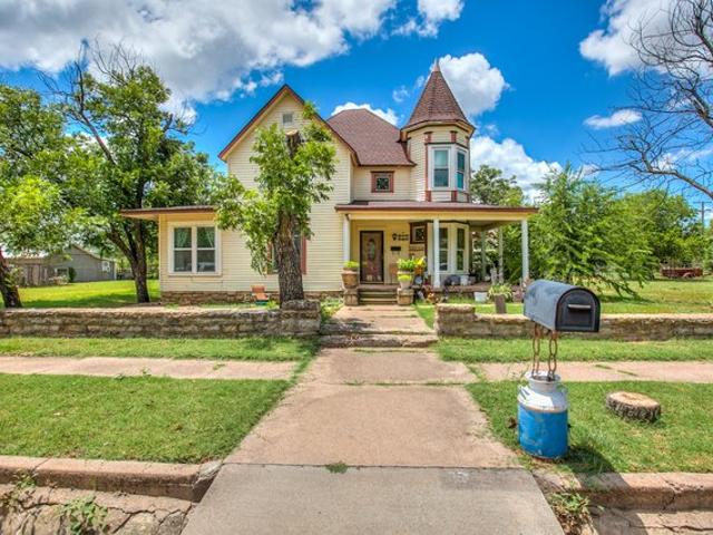 205 N 9th St, Ballinger, TX 76821