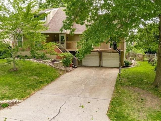 205 NE Noeleen Ln, Lee's Summit, MO 64086