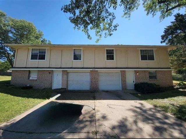 205 NE Westwind Dr, Lee's Summit, MO 64086