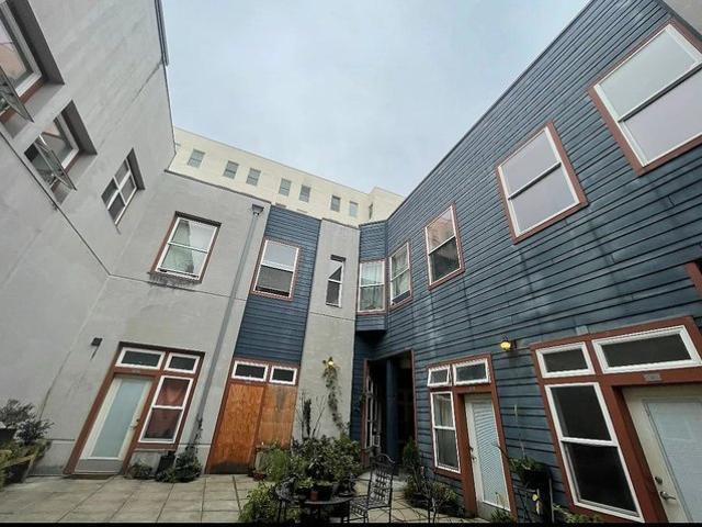 205 NW Couch St, Portland, OR 97209