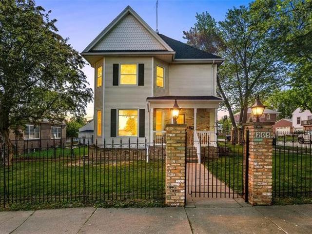 205 S Ford St, Anamosa, IA 52205