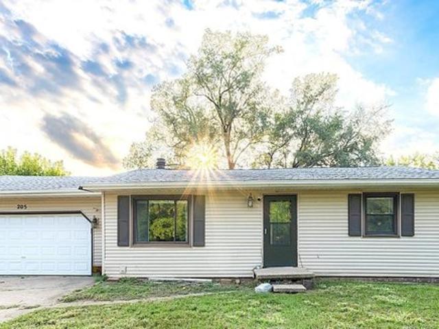 205 Parkway Ln, Pekin, IL 61554