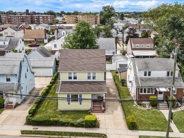205 Roslyn Rd, Mineola, NY 11501