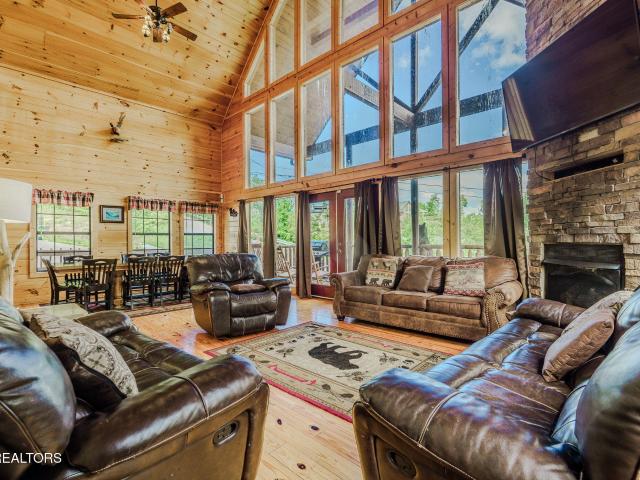 205 W Pinnacle Drive