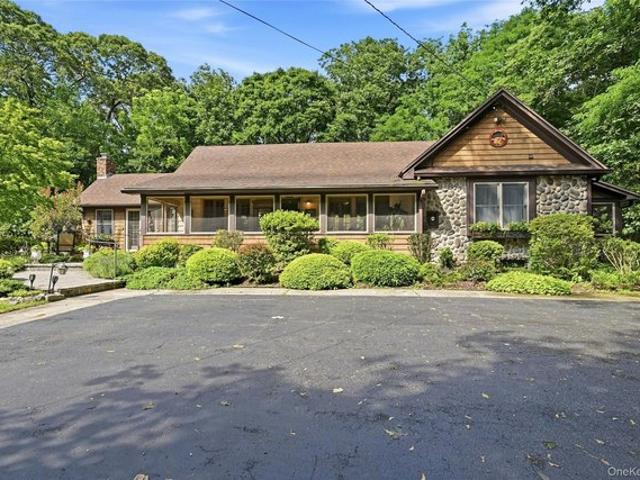 2064 N Country Rd, Wading River, NY 11792