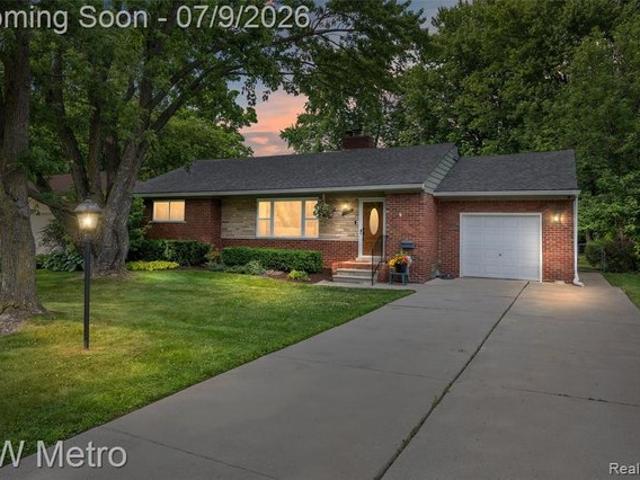 20665 Woodcrest St, Harper Woods, MI 48225