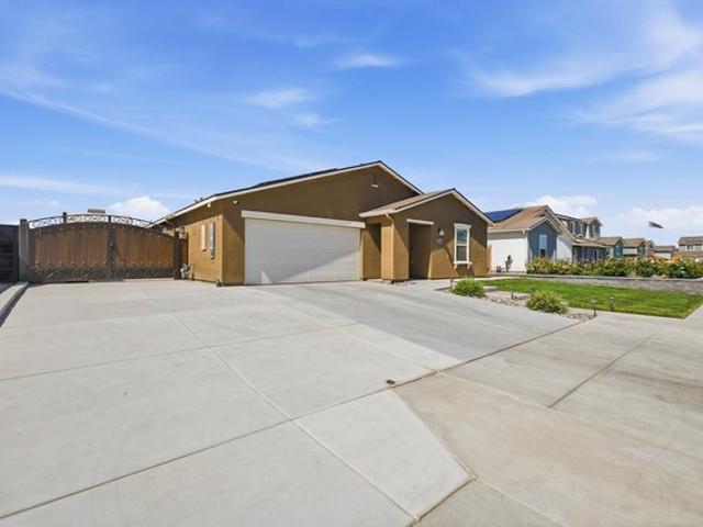 2068 W Madalyn Ave, Tulare, CA 93274