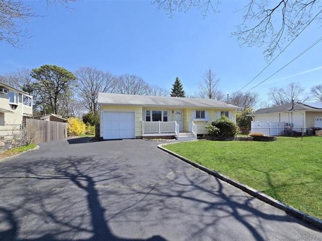 2069 Feuereisen Ave, Ronkonkoma, NY 11779