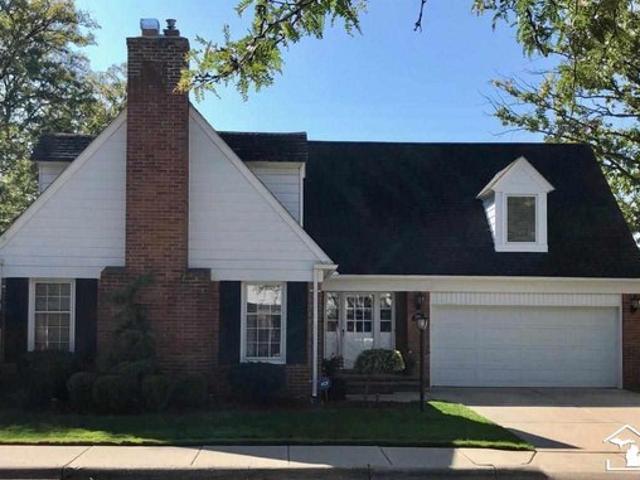 20600 Danbury Ln, Harper Woods, MI 48225
