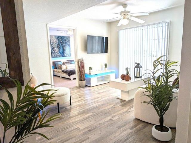 2060 S Triviz Dr, Las Cruces, NM 88001