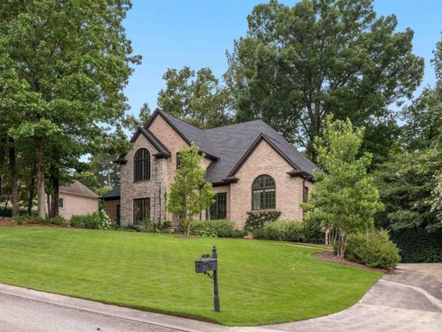 2061 Magnolia Rdg, Vestavia Hills, AL 35243