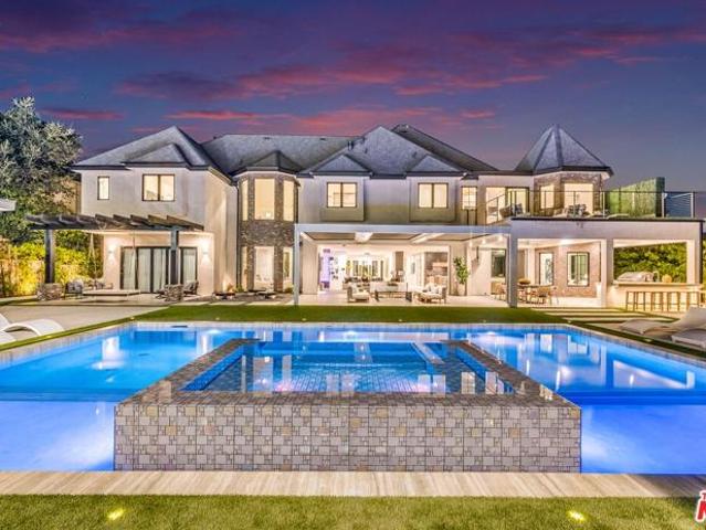 20620 Chatsboro Dr, Woodland Hills, CA 91364