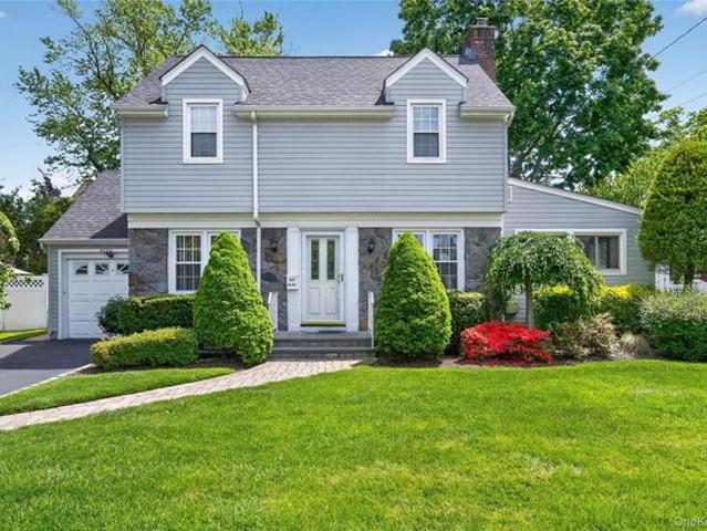 2062 E Webster St, Merrick, NY 11566