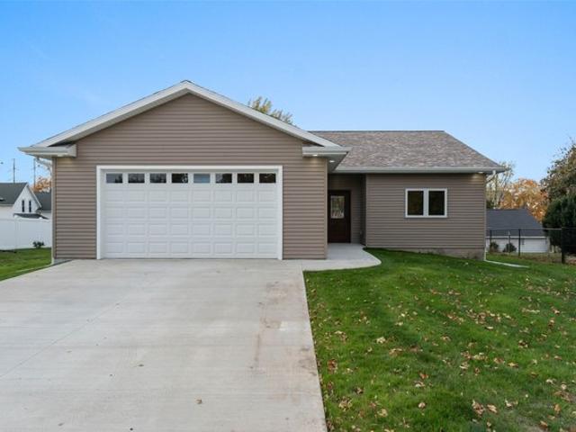 206 1st Ave N, State Center, IA 50247