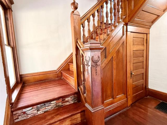 206 2nd Street NE